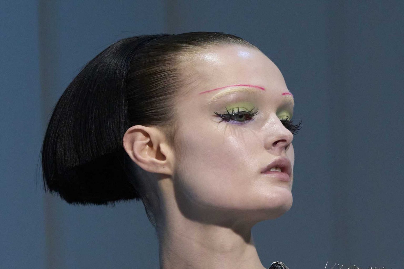 Cómo depilarte las cejas con hilo en casa - Elevades.com