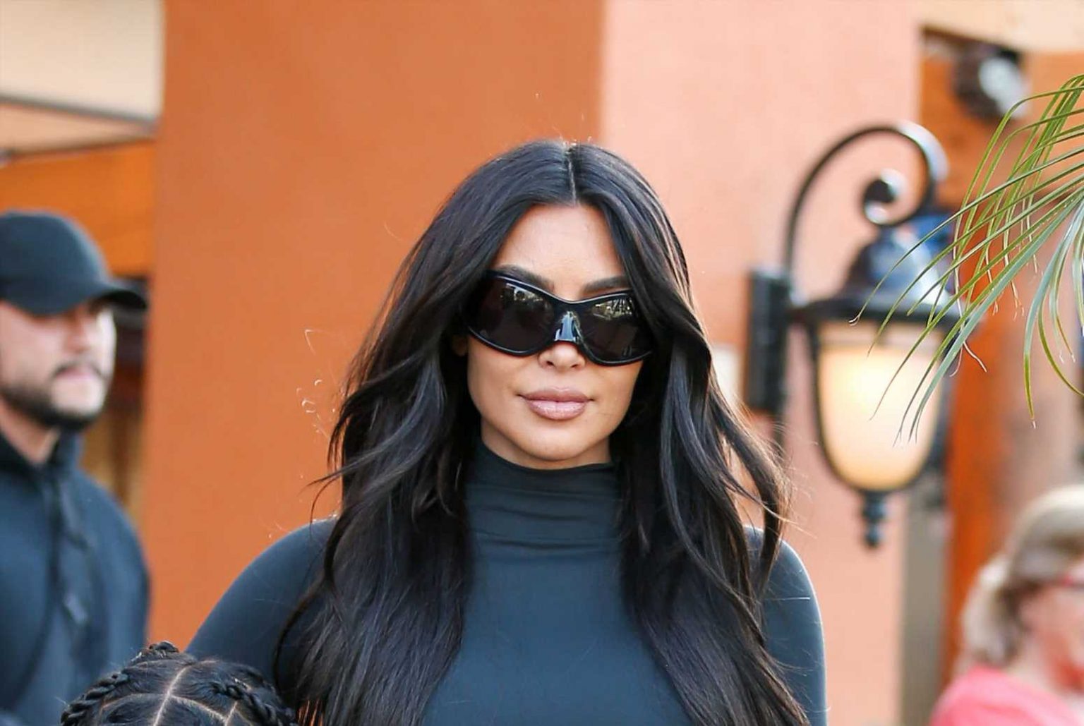 Kim Kardashian, sin maquillaje, enseña el secreto de su piel jugosa - Elevades.com